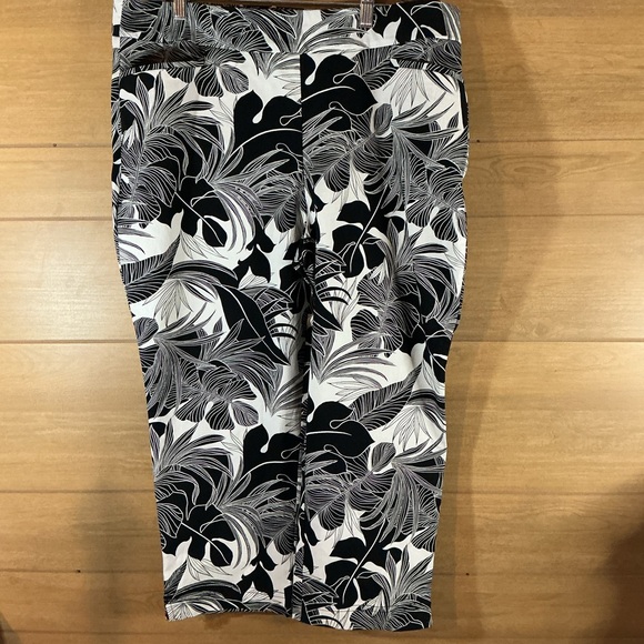 Chico's | Pants & Jumpsuits | Chicos 3 Womens 6 Black White Leaf ...